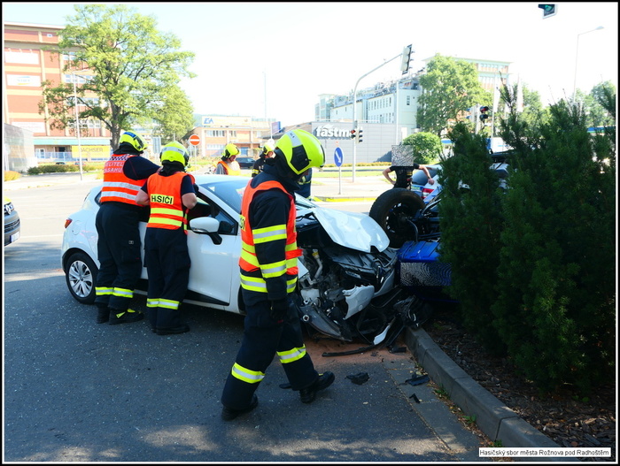 Dopravní nehoda v Rožnově pod Radhoštěm :: Hasičský sbor města Rožnova ...